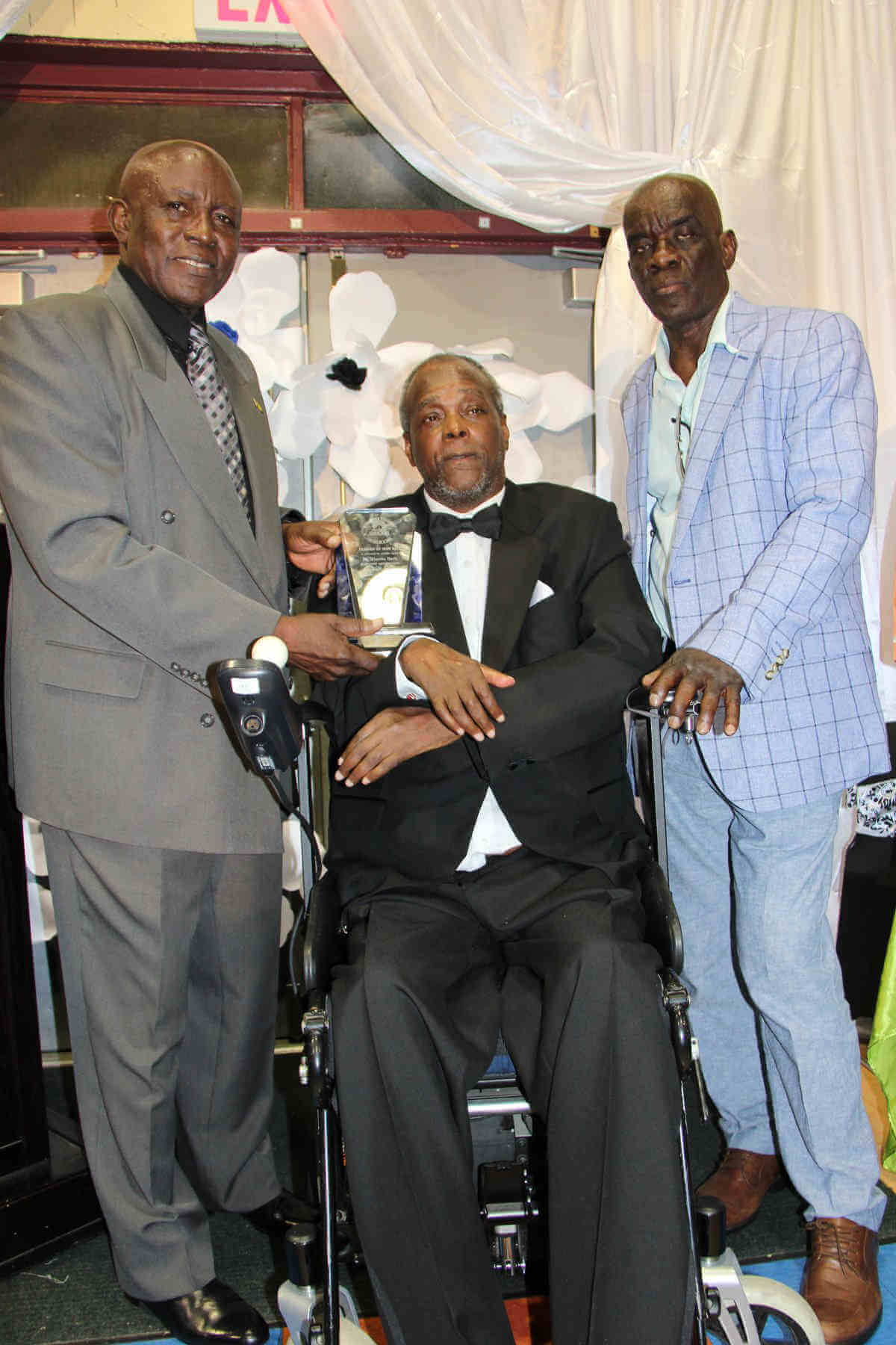 Former Windies fast bowler receives Lifetime Achievement Award ...